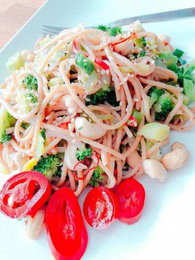 Volkorenpasta met wokgroenten en cashewnoten