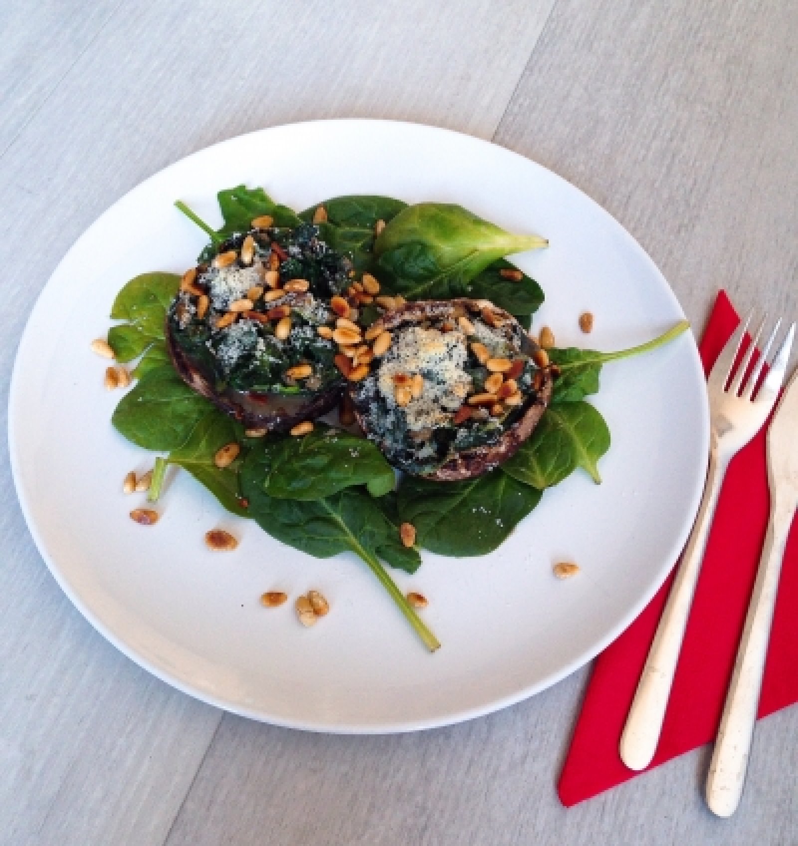 Gevulde portobello's met spinazie, parmezaanse kaas en pijnboompitten