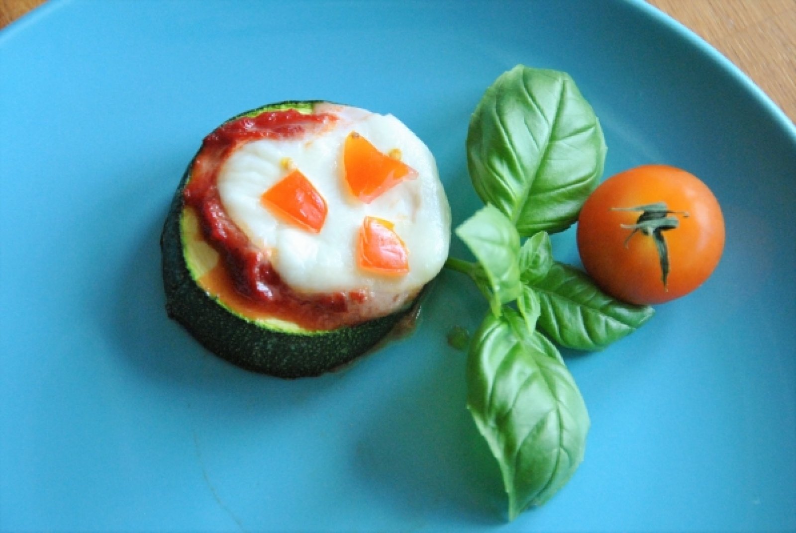 Lekkere mini pizzaatjes met courgettebodem