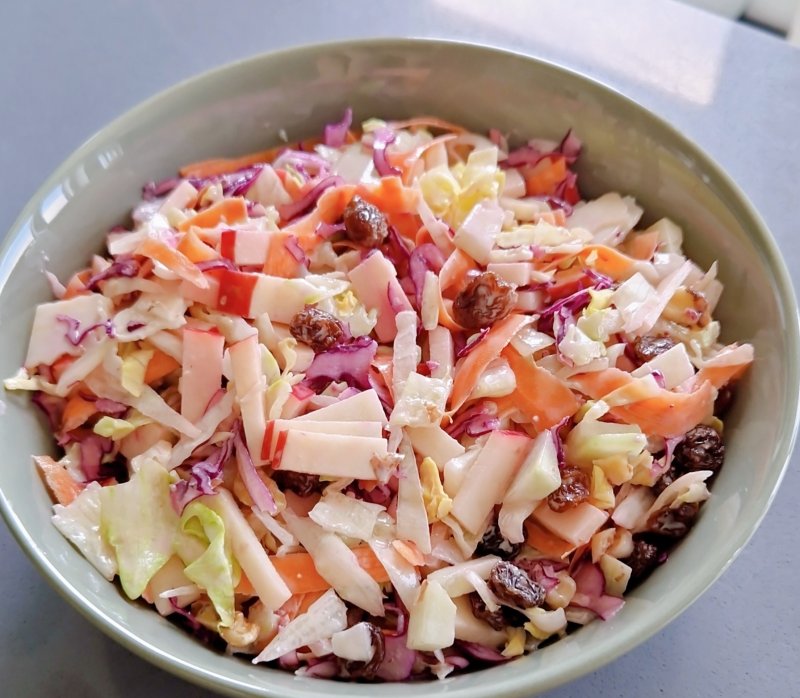 Rodekoolsalade met appel en rozijnen